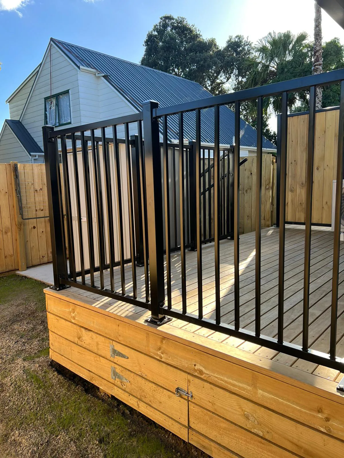 ALUMINIUM & STEEL FRAME FENCES in South Auckland - FenceKing